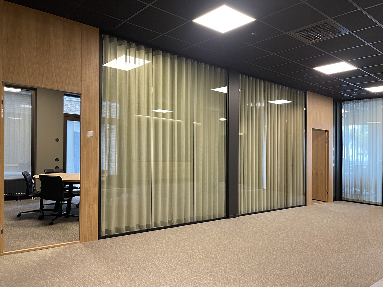 Gardiner som innsynsskjerming på møterom