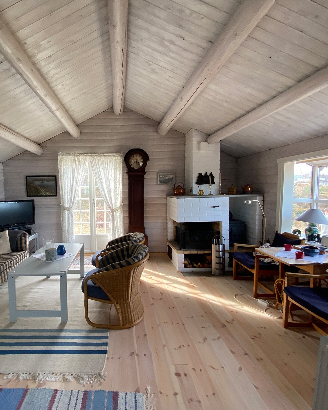 Stripete gardiner pryder vinduene i stuen